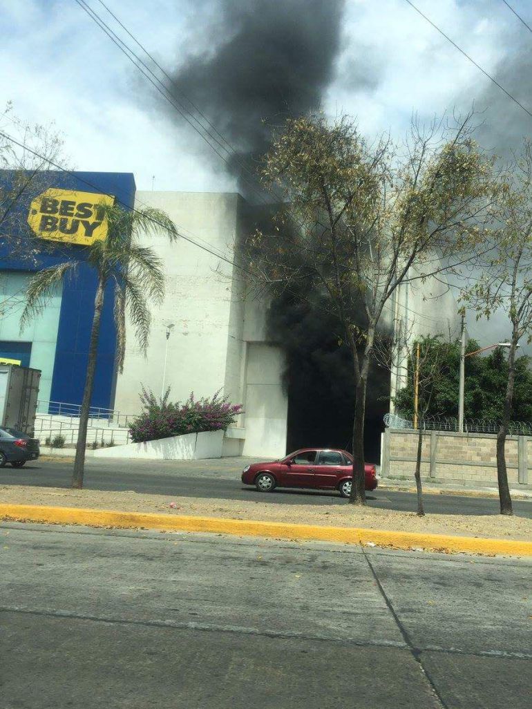 Se registra incendio en plaza comercial de Zapopan | Guadalajara | W ...