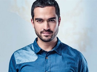 Jorge León charlando con Alfonso Herrera sobre los contratos del actor ...