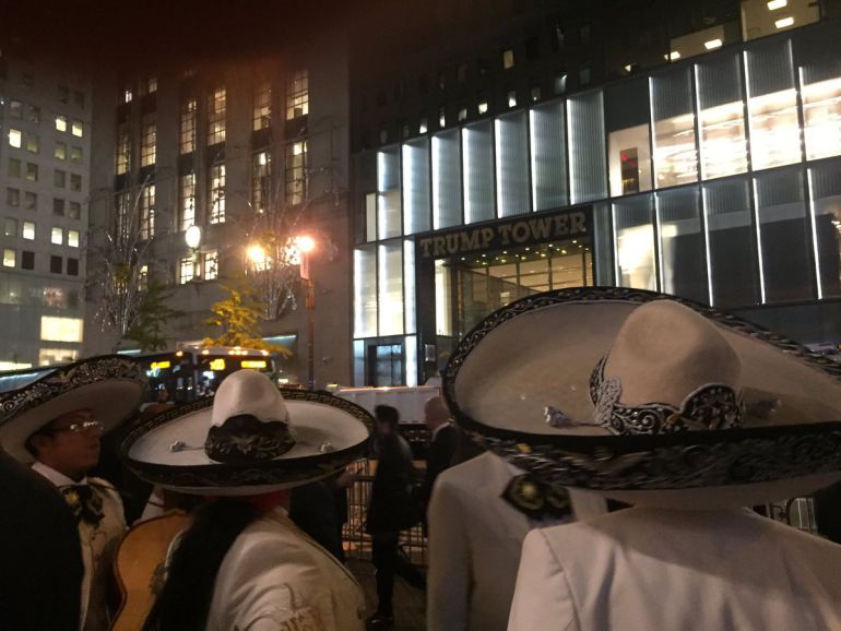 Mariachi Torre Trump: Mariachis llevan "serenata" afuera de la Torre ...