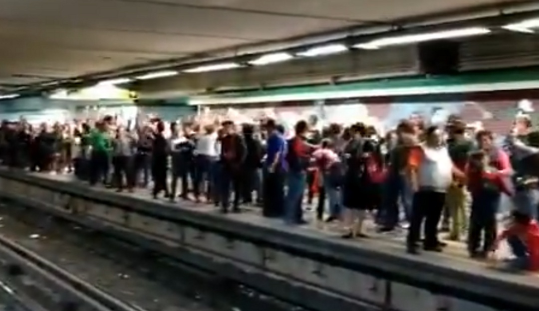 Usuarios organizan la ola dentro del Metro Garibaldi tras espera del ...